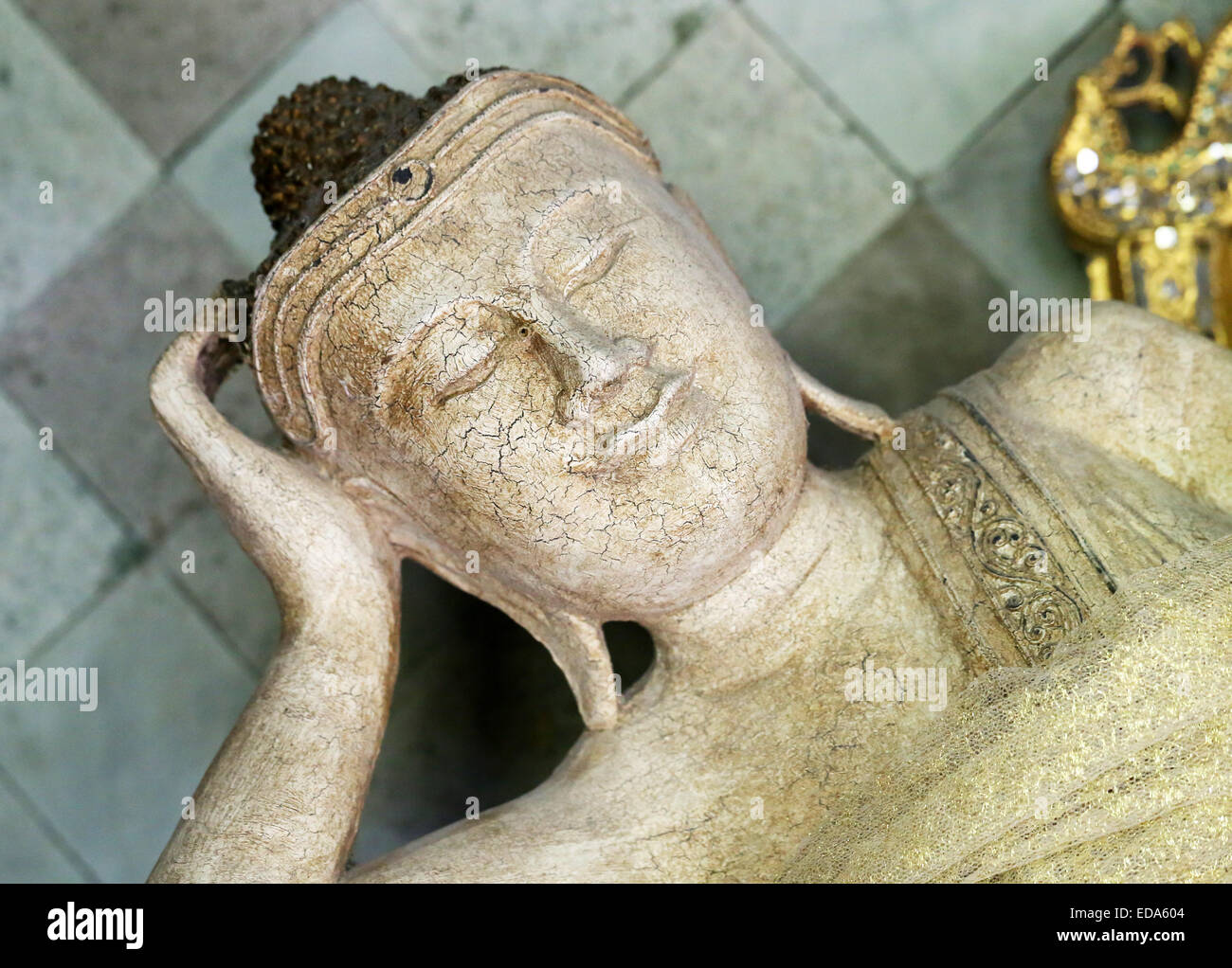 Sculpture of divine beings in Thailand with fotografirovanie in ...
