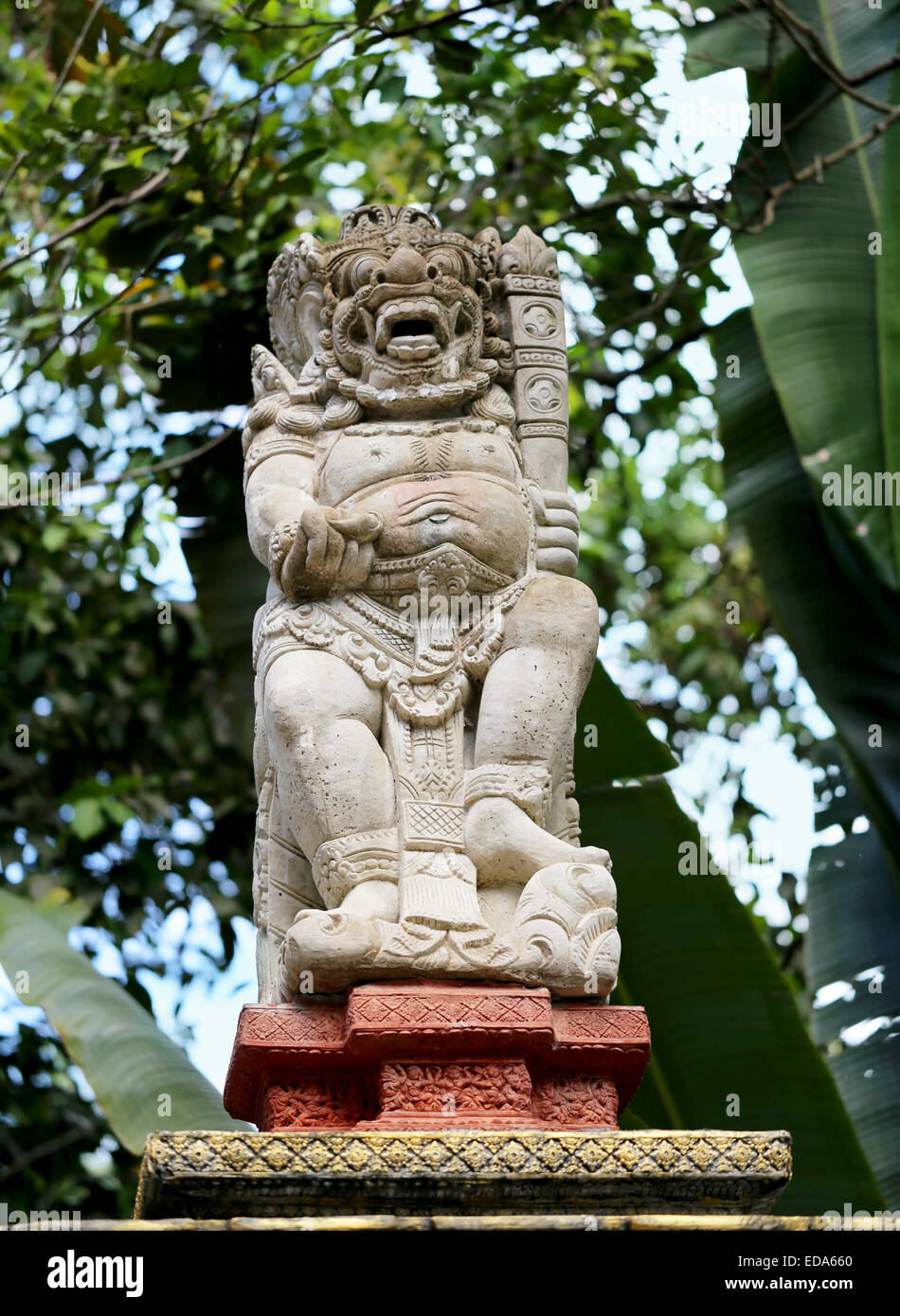 Sculpture of divine beings in Thailand with fotografirovanie in ...