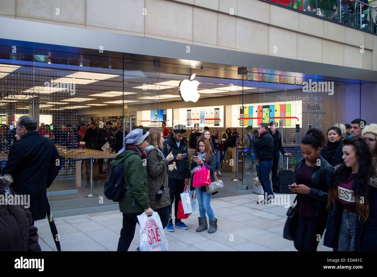 Apple Store Trinity Leeds Stock Photo - Alamy