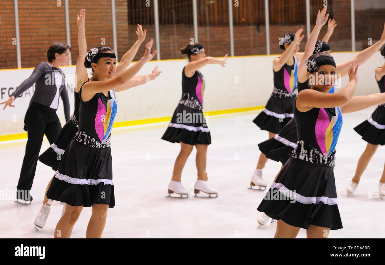 Ice skating group show hi-res stock photography and images - Alamy