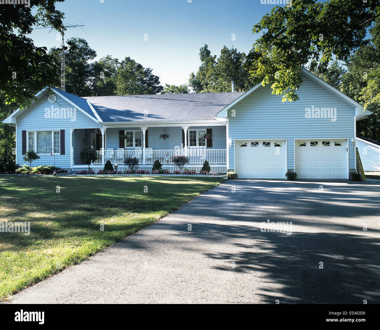 Middle class house exterior hi-res stock photography and images - Alamy