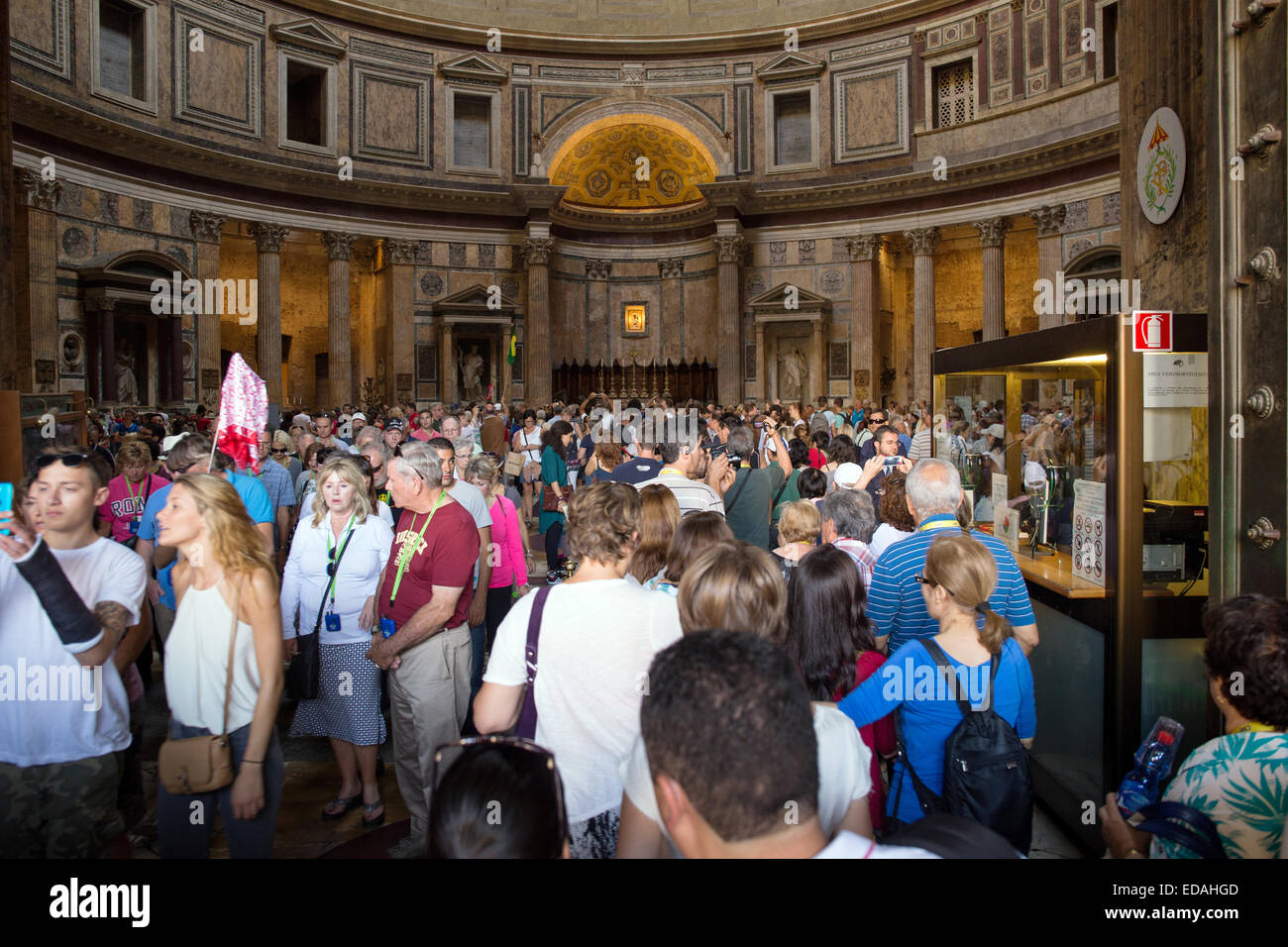 Rome, Italy. The Pantheon, crowd of tourists Stock Photo - Alamy