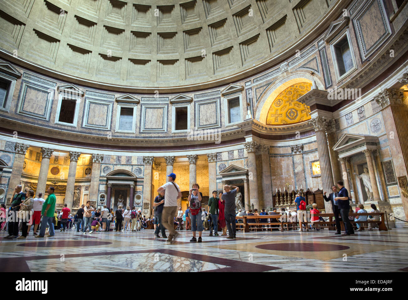 Rome, Italy. The Pantheon, crowd of tourists Stock Photo - Alamy