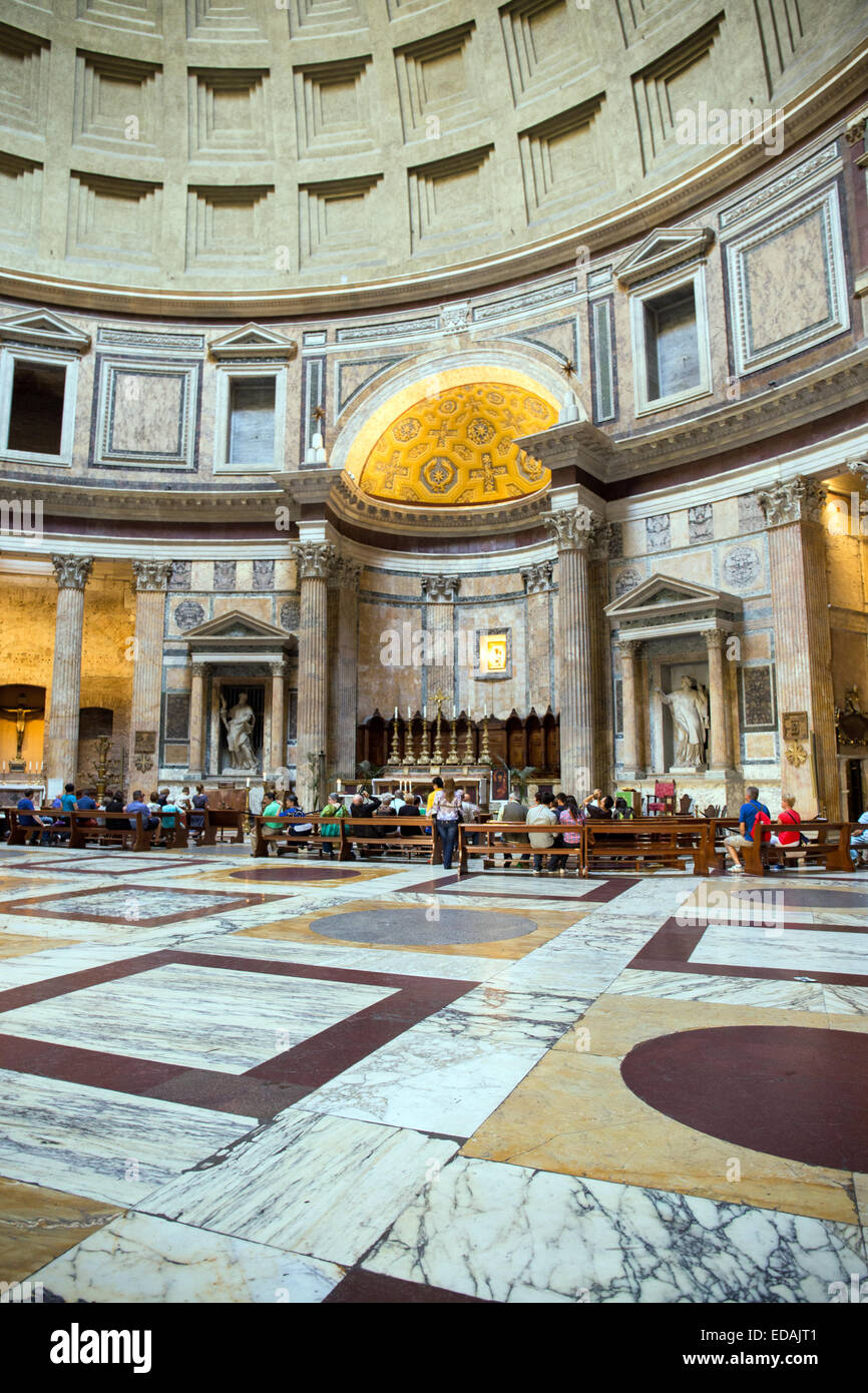 Rome, Italy. The Pantheon, crowd of tourists Stock Photo - Alamy