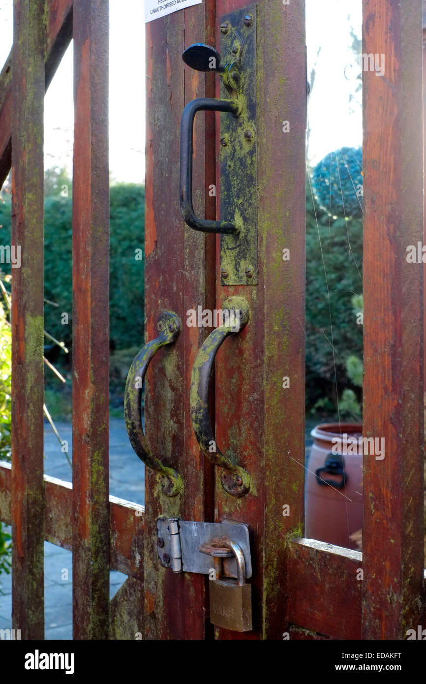 Metal garden gate hi-res stock photography and images - Alamy