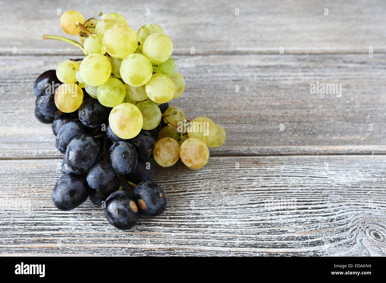 Two varieties of Grapes on the boards, sweet food Stock Photo - Alamy