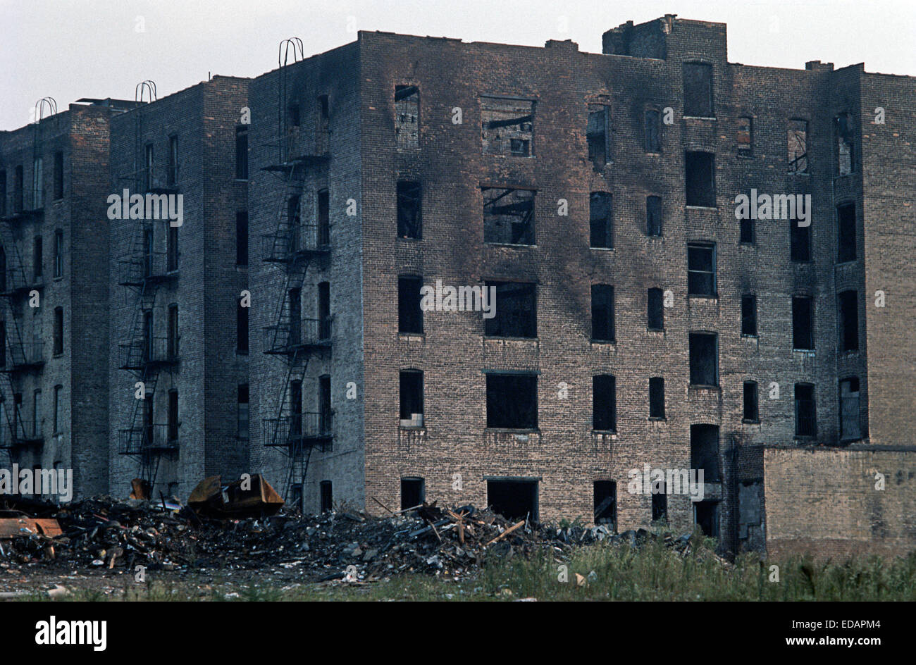 USA, SOUTH BRONX, NEW YORK CITY - AUGUST 1977. Abandoned burnt-out ...