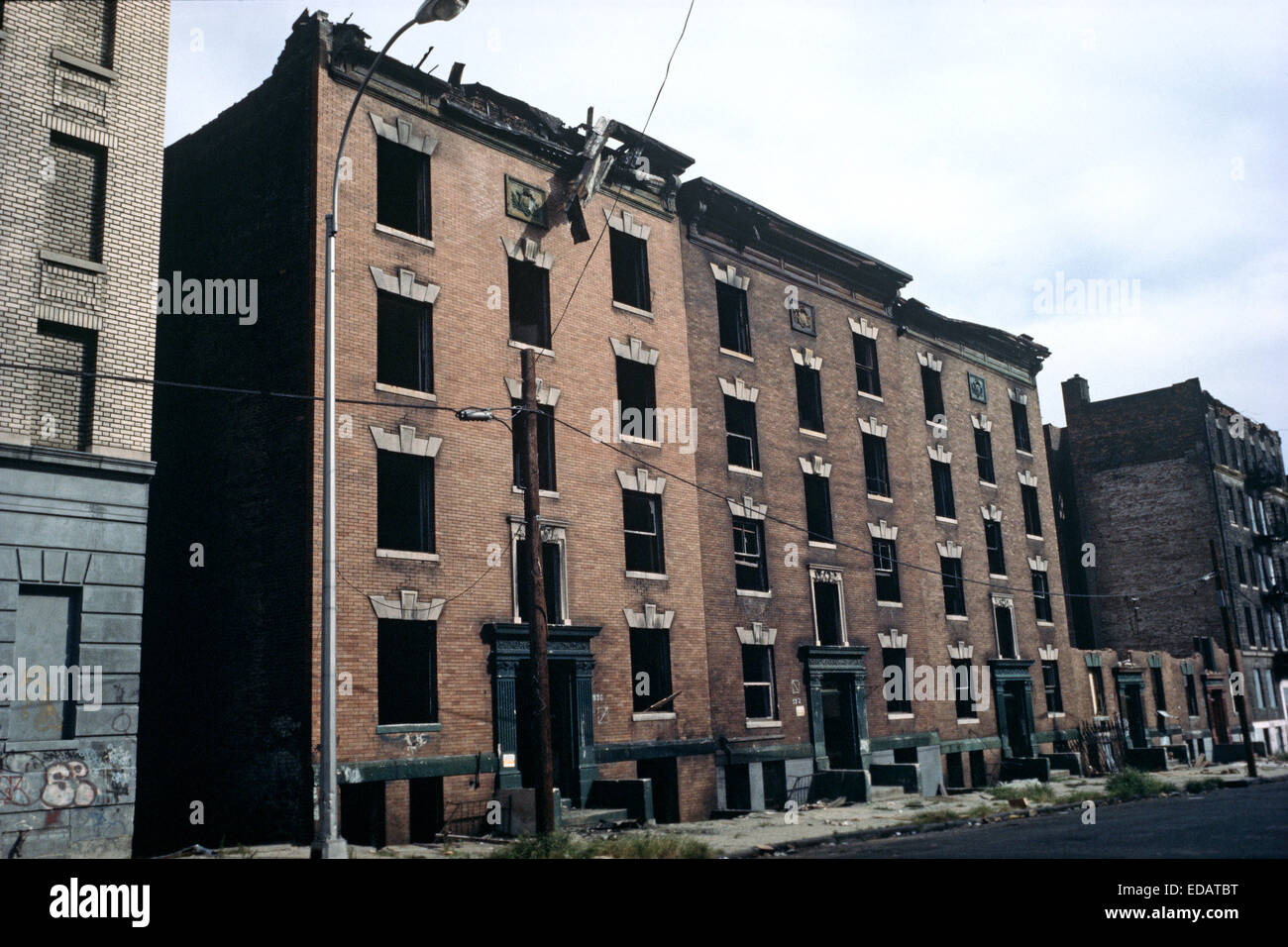 USA, SOUTH BRONX, NEW YORK CITY - AUGUST 1977. Abandoned burnt-out ...