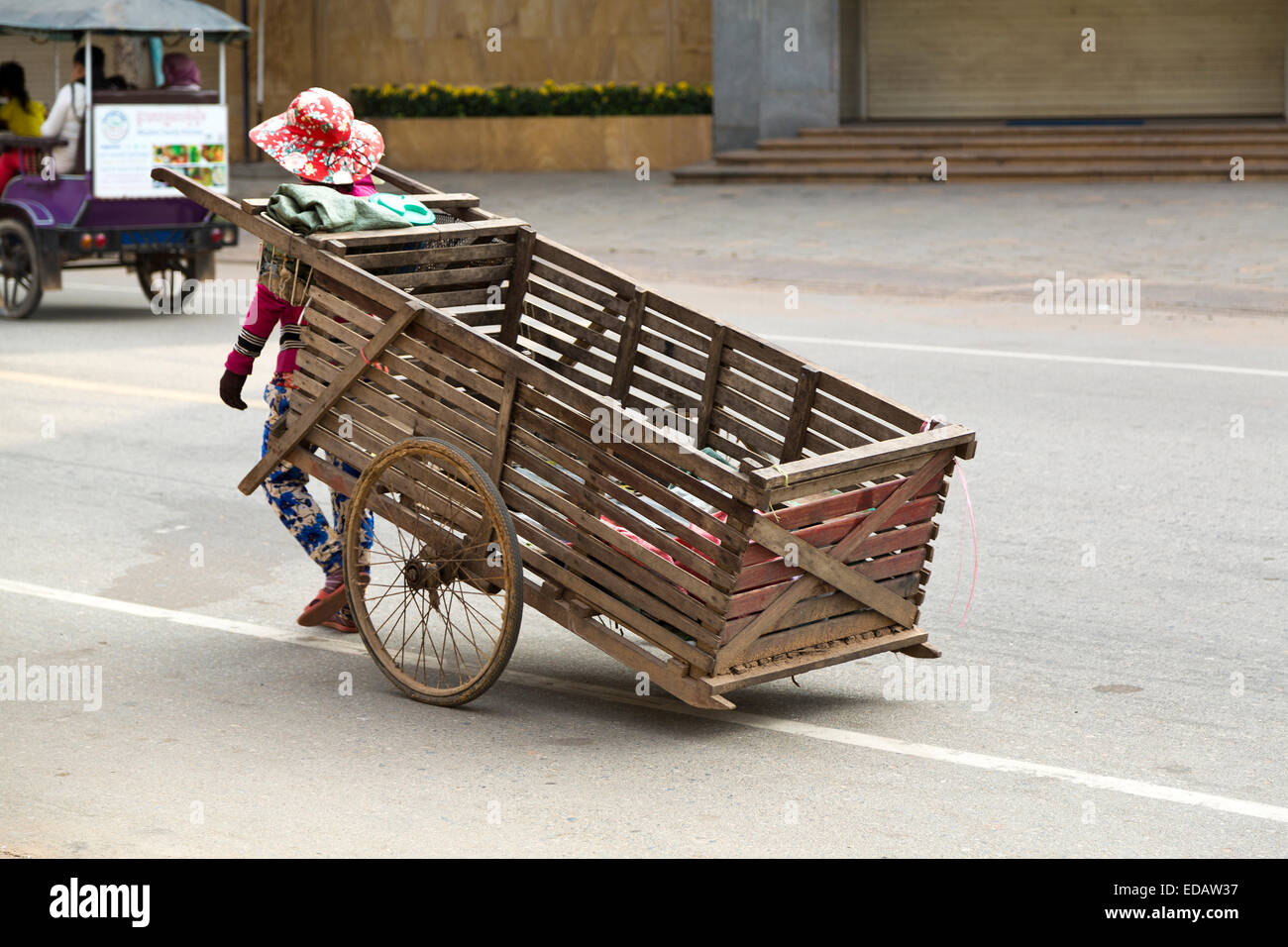 Man pulling cart hi-res stock photography and images - Alamy