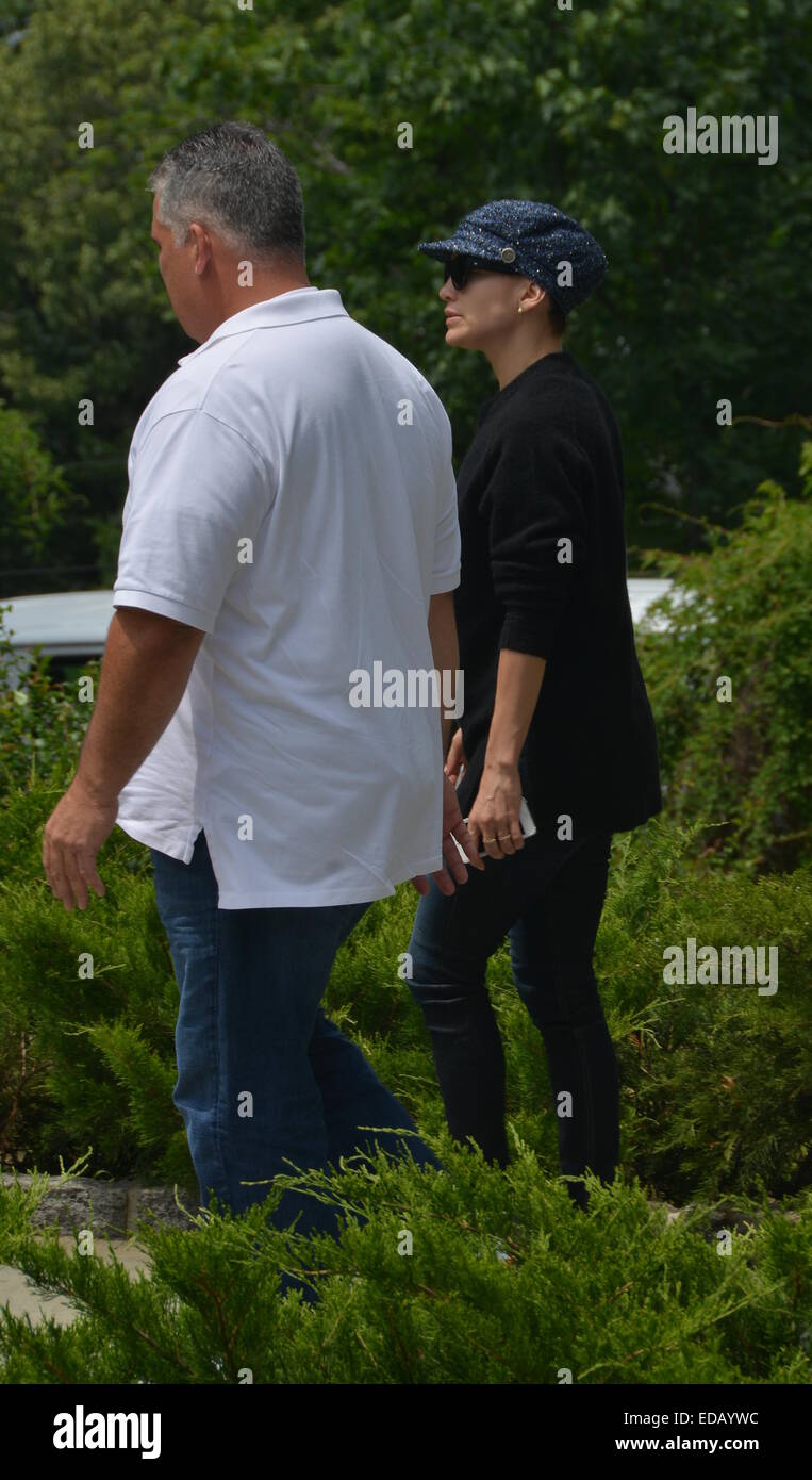 Jennifer Lopez, sporting a retro-style Chanel hat and heavy top despite ...