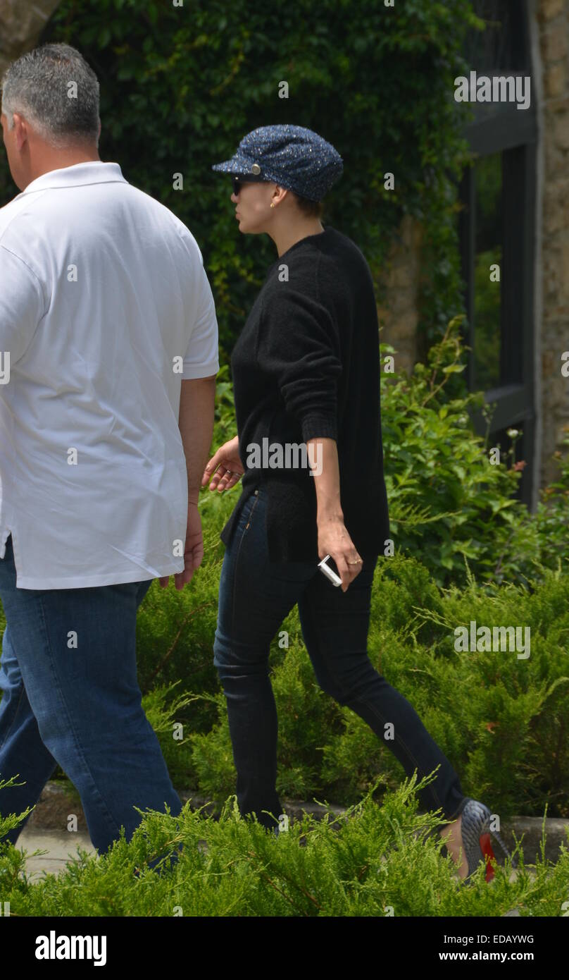 Jennifer Lopez, sporting a retro-style Chanel hat and heavy top despite ...