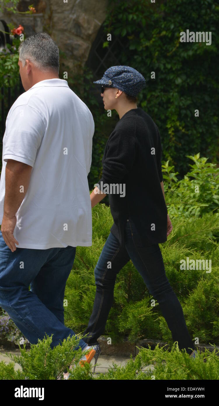 Jennifer Lopez, sporting a retro-style Chanel hat and heavy top despite ...