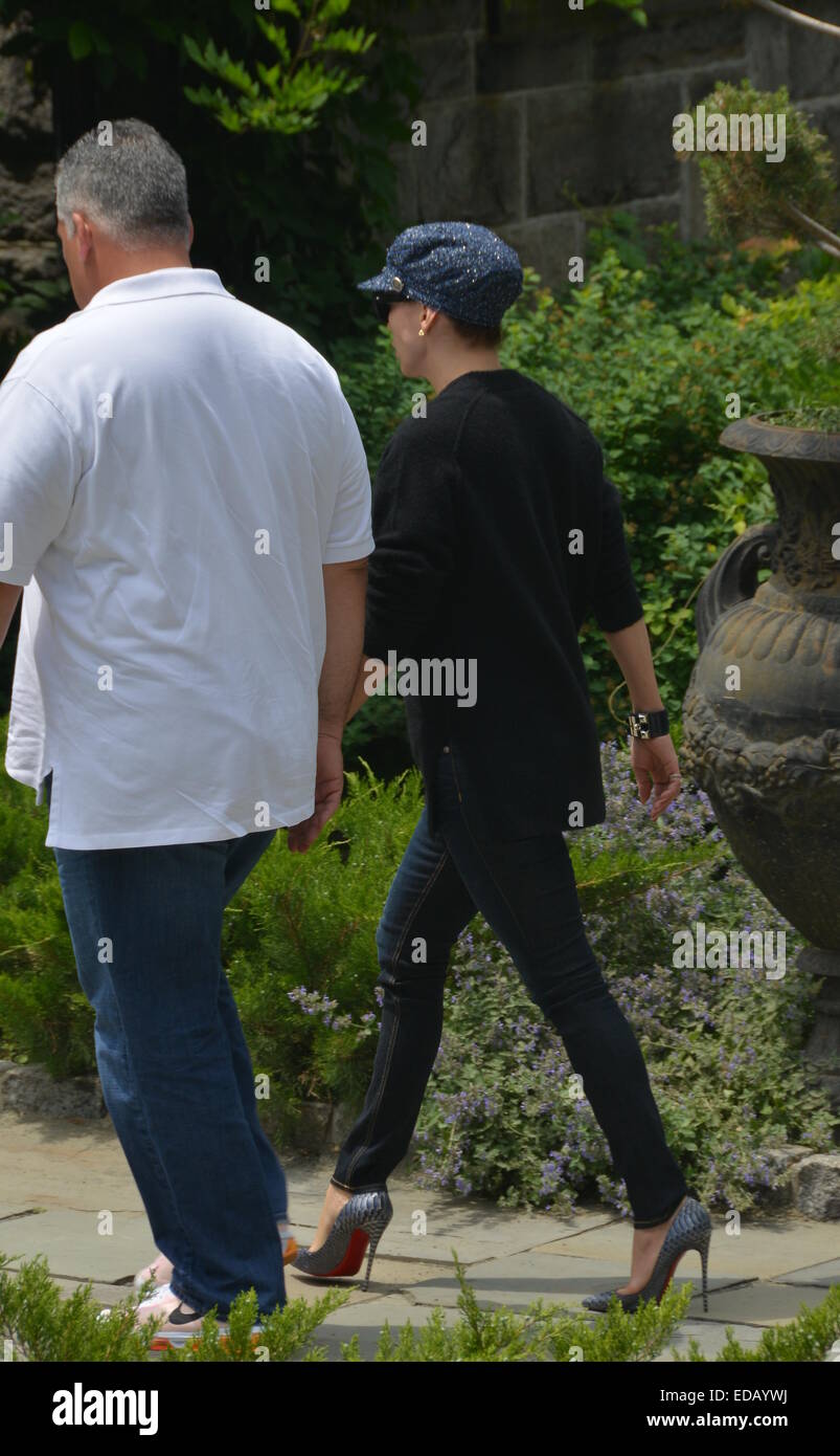 Jennifer Lopez, sporting a retro-style Chanel hat and heavy top despite ...