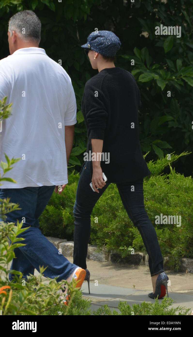 Jennifer Lopez, sporting a retro-style Chanel hat and heavy top despite ...