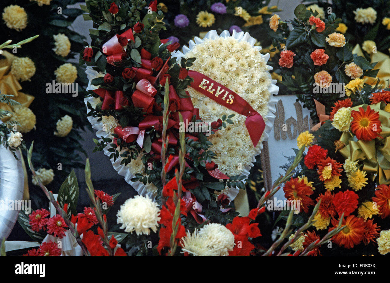 Elvis presley funeral hi-res stock photography and images - Alamy