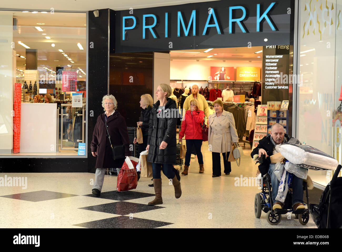 Primark shoppers shopping shop shops store Uk Stock Photo - Alamy