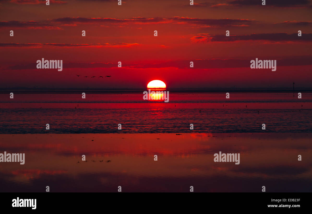 Red sunrise over sea hi-res stock photography and images - Alamy