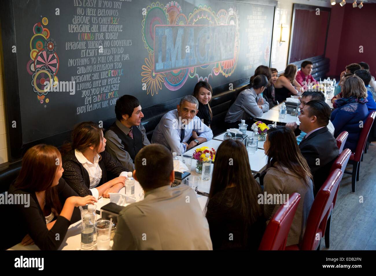US President Barack Obama and First Lady Michelle Obama have lunch with ...
