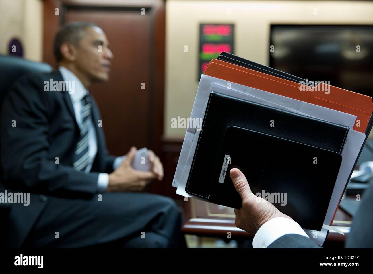 President obama in situation room hi-res stock photography and images ...