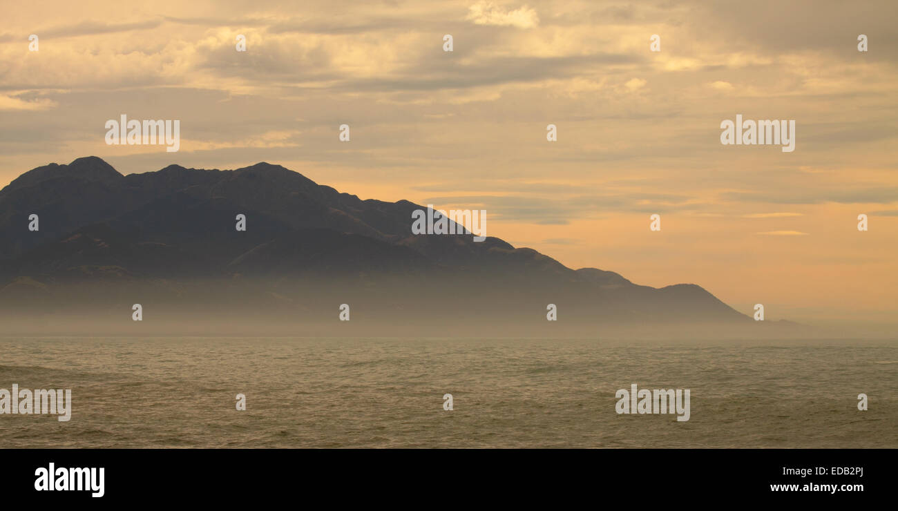 The Pacific Ocean coast along the Kaikoura Mountain Range Stock Photo ...