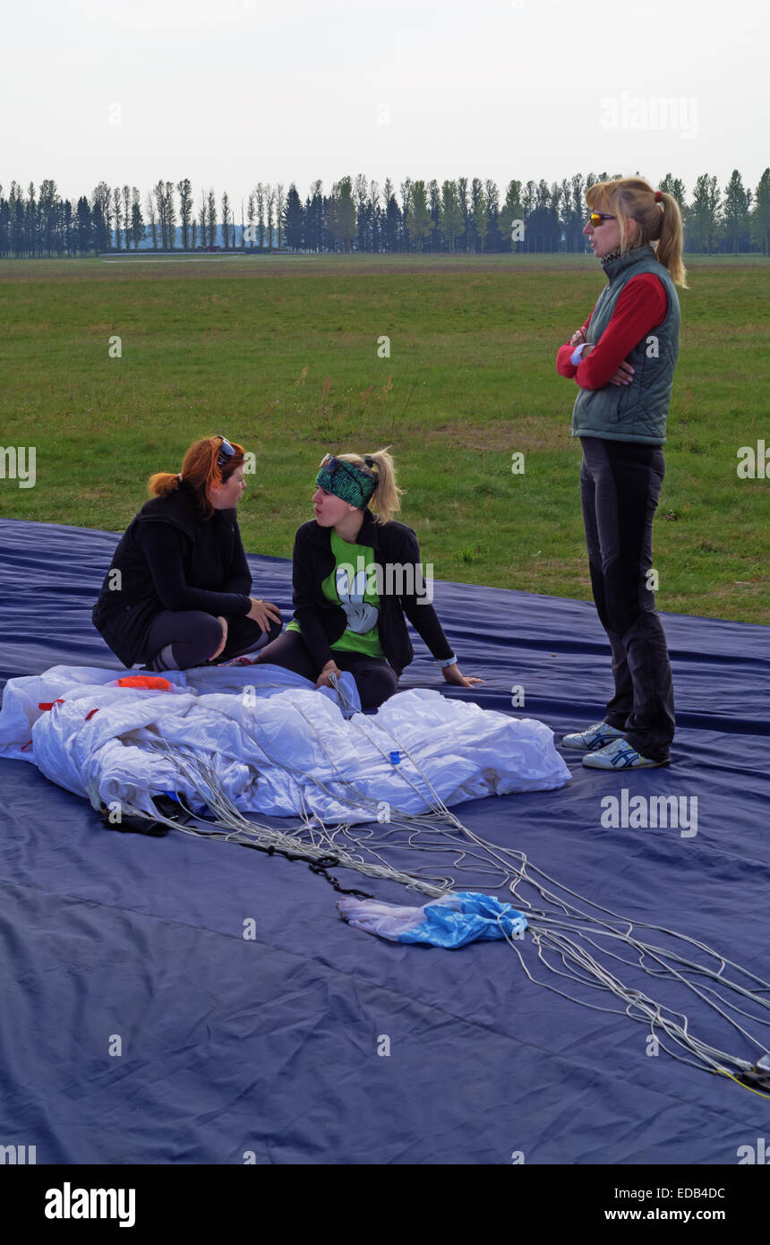 Parachutists - 2014. Packing of parachutes Stock Photo - Alamy