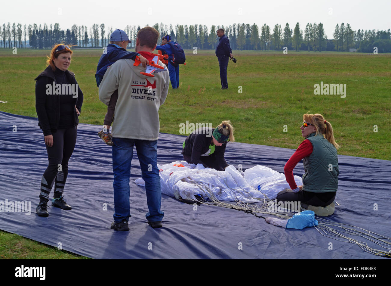 Parachutists - 2014. Packing of parachutes Stock Photo - Alamy