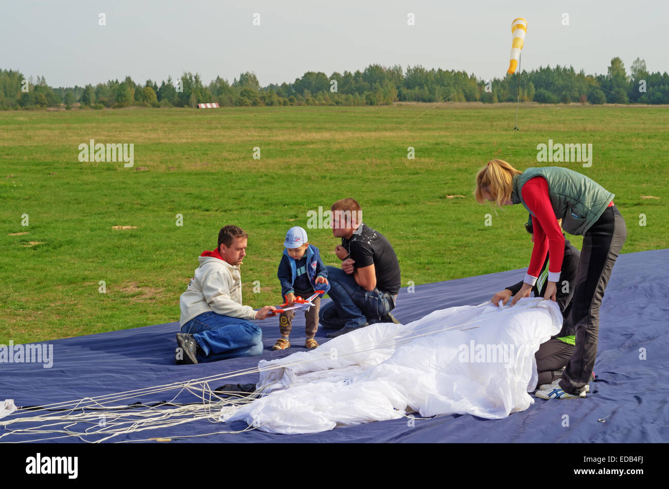 Parachutists - 2014. Packing of parachutes Stock Photo - Alamy