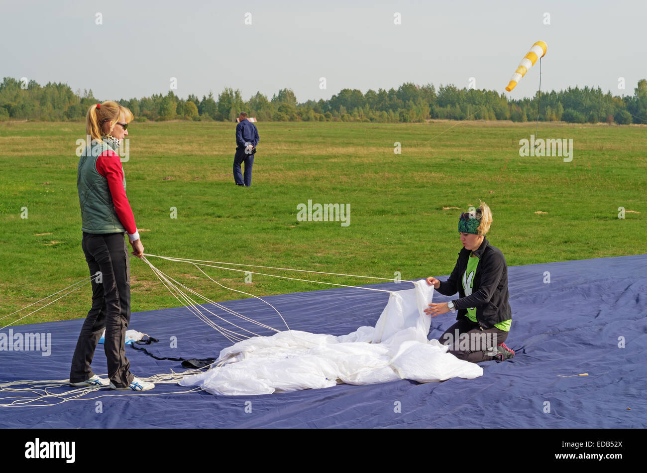 Parachutists - 2014. Packing of parachutes Stock Photo - Alamy