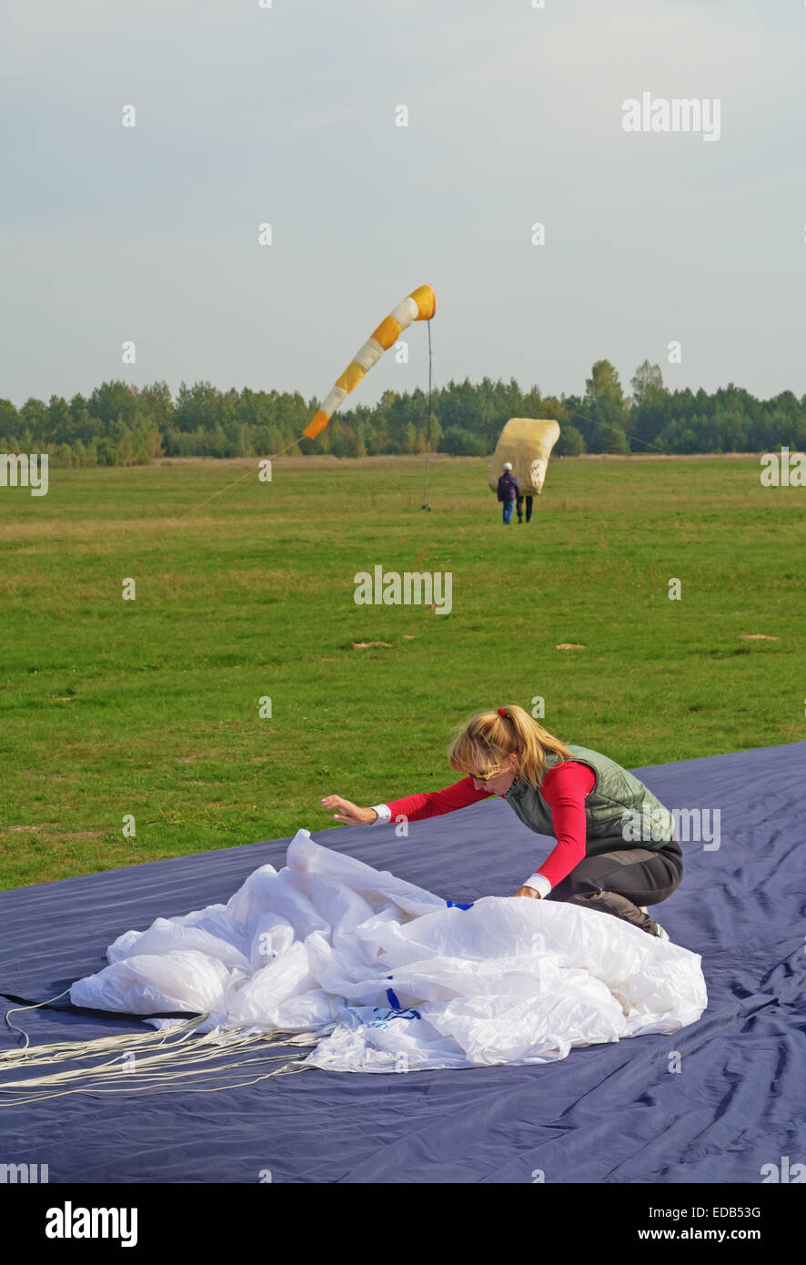 Parachutists - 2014. Packing of parachutes Stock Photo - Alamy