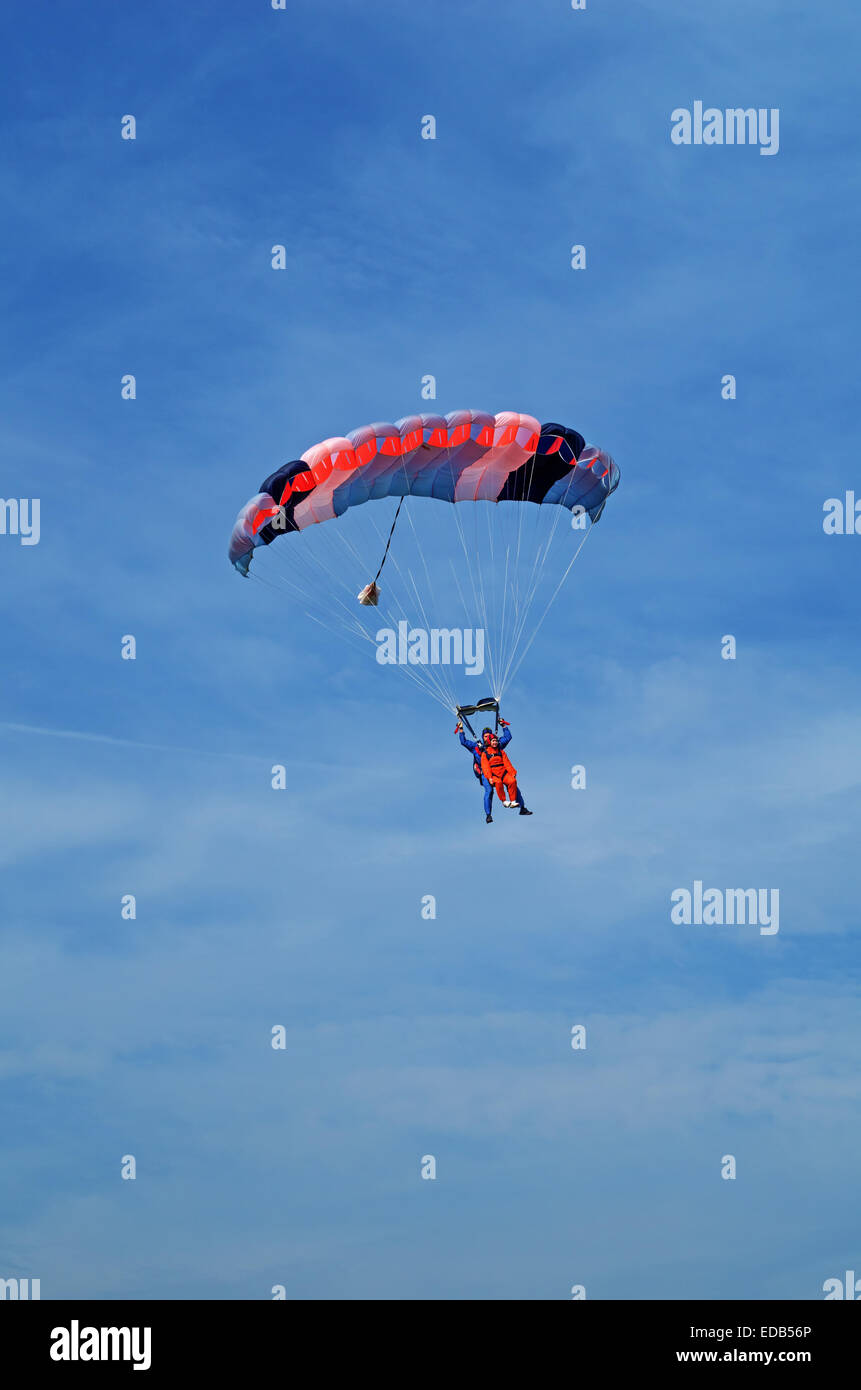 Tandem team parachuting hi-res stock photography and images - Alamy