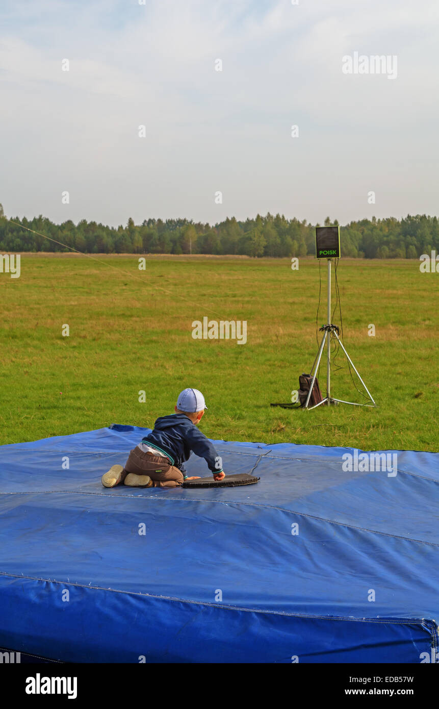 Paragliding children hi-res stock photography and images - Alamy