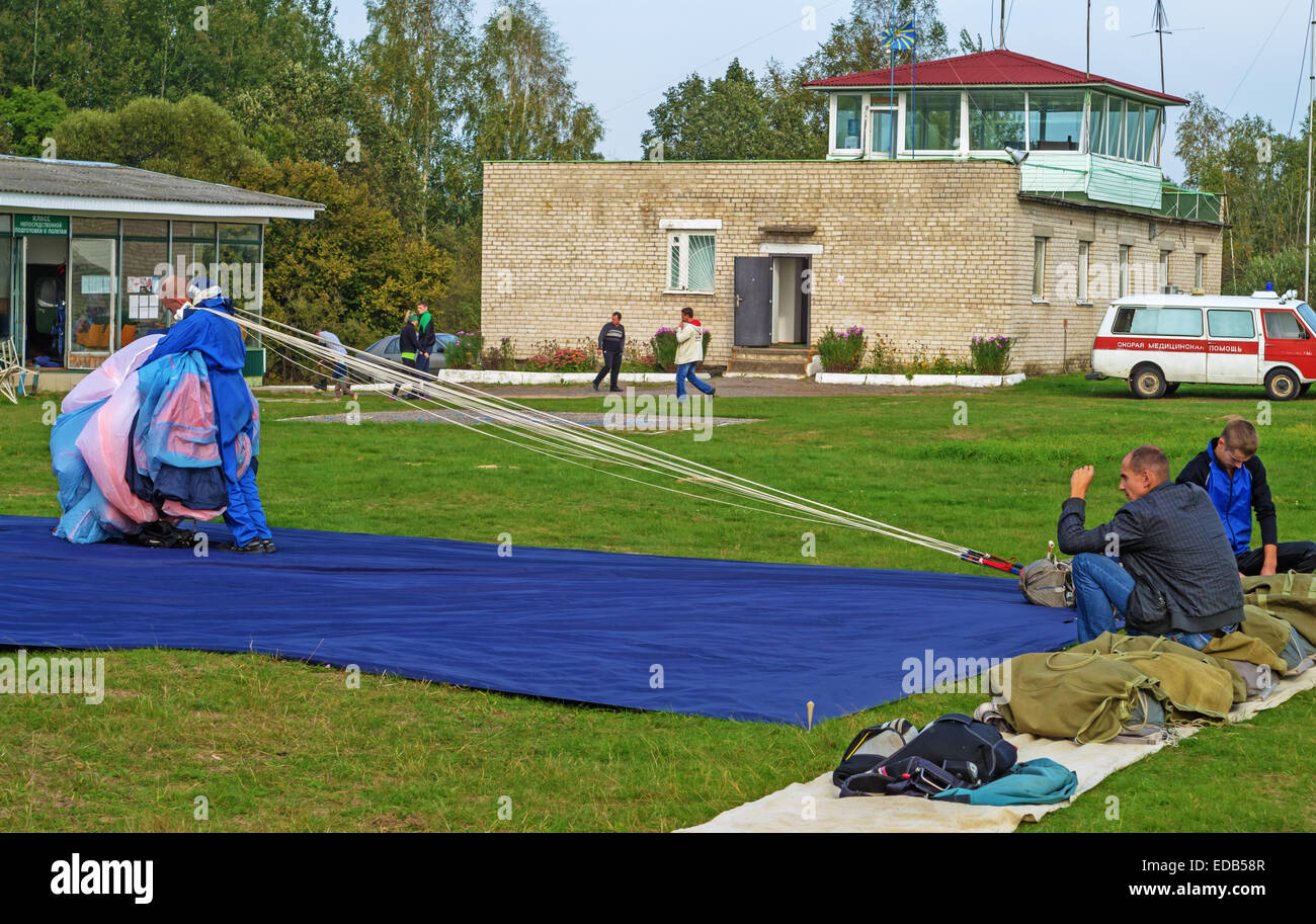 Parachutists - 2014. Packing of parachutes Stock Photo - Alamy