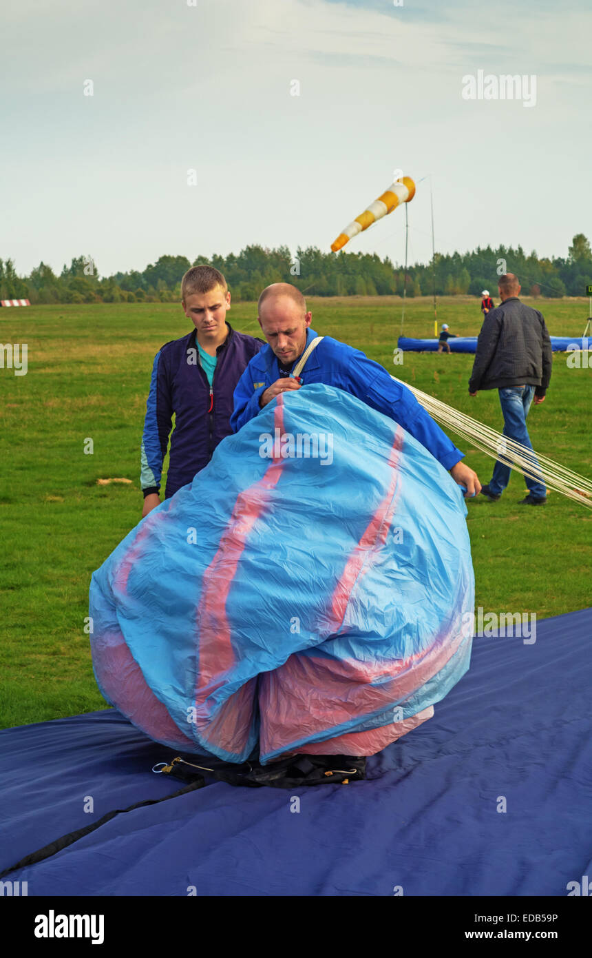 Parachutists - 2014. Packing of parachutes Stock Photo - Alamy