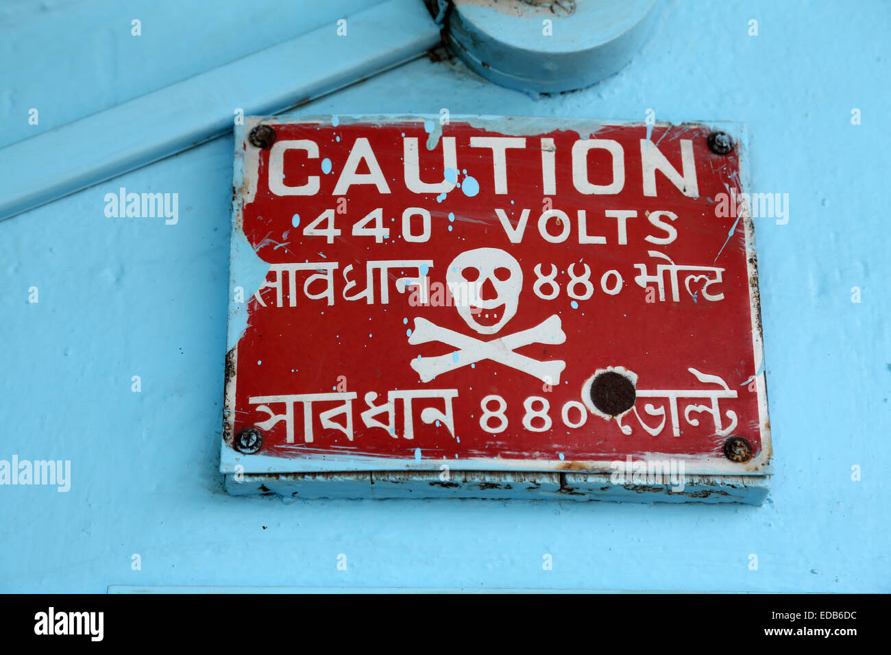 Danger poison skull yellow sign hi-res stock photography and images - Alamy