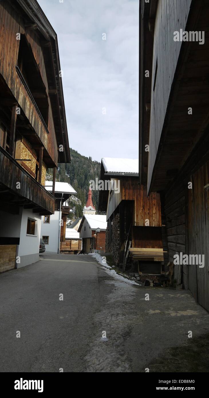 Obertilliach, Austria. 14th Dec, 2014. View of an ally in the town of ...