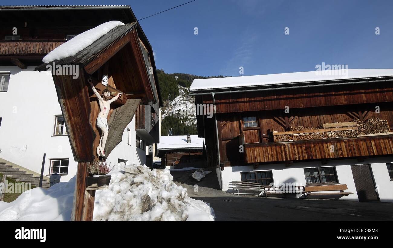 Obertilliach, Austria. 14th Dec, 2014. A wayside cross stands in ...