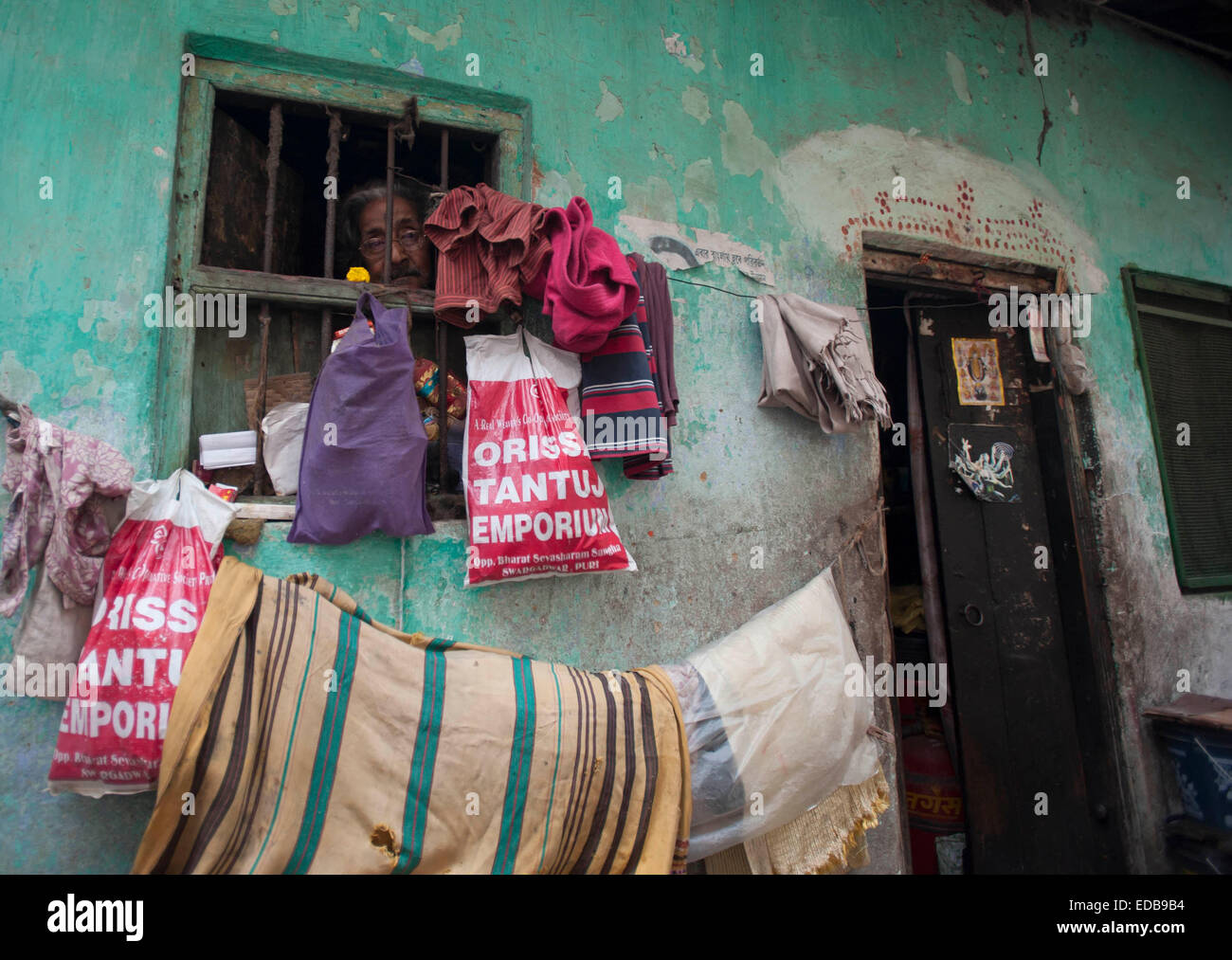Calcutta, Indian state West Bengal. 4th Jan, 2015. An old man looks ...
