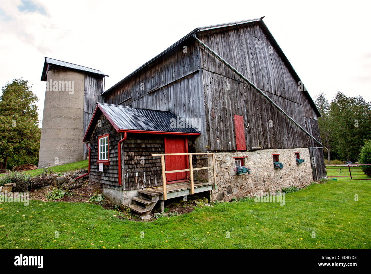 Vintage Barn with stone foundation in Ontario Stock Photo - Alamy