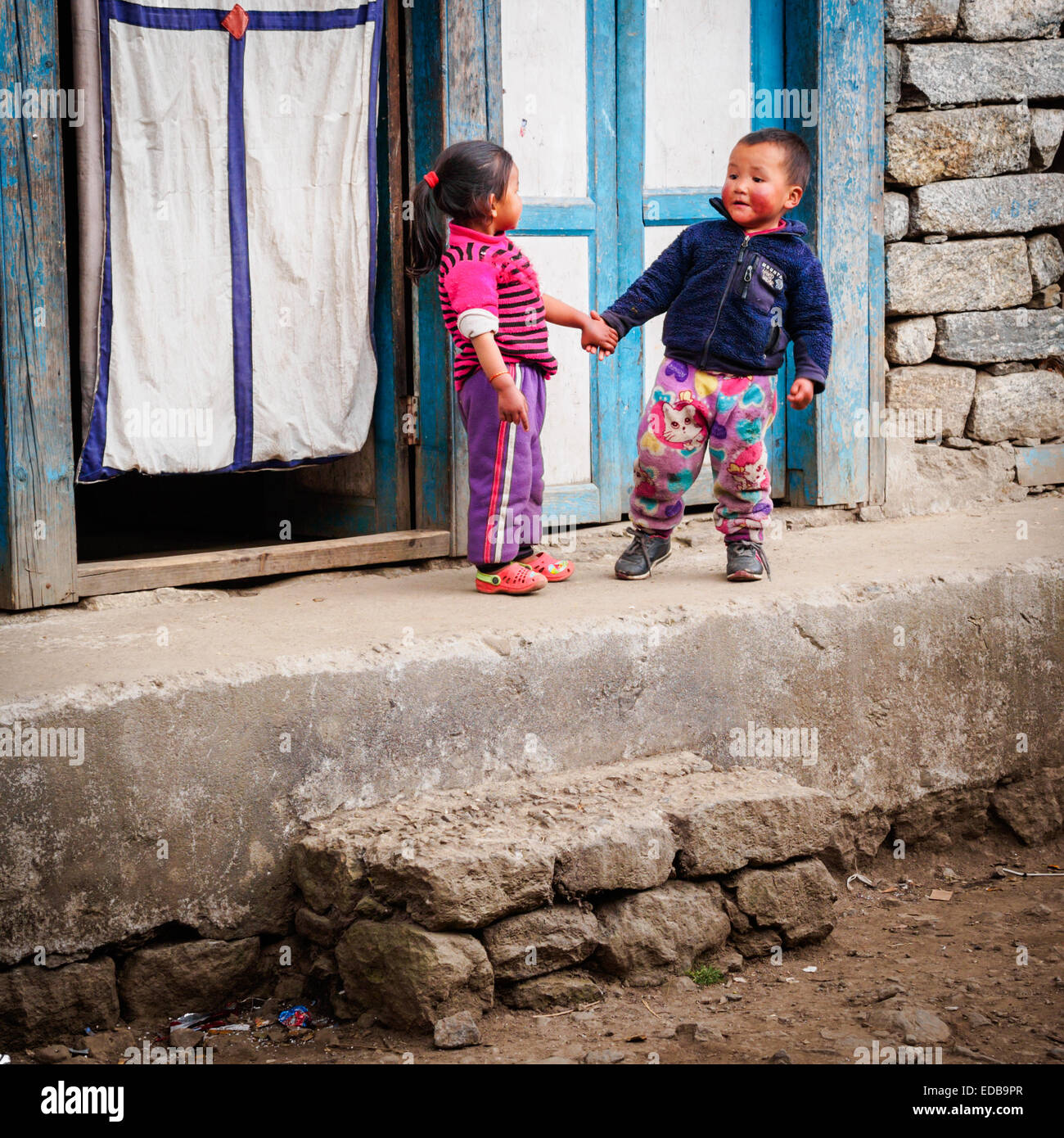 Children playing outside a house hi-res stock photography and images ...