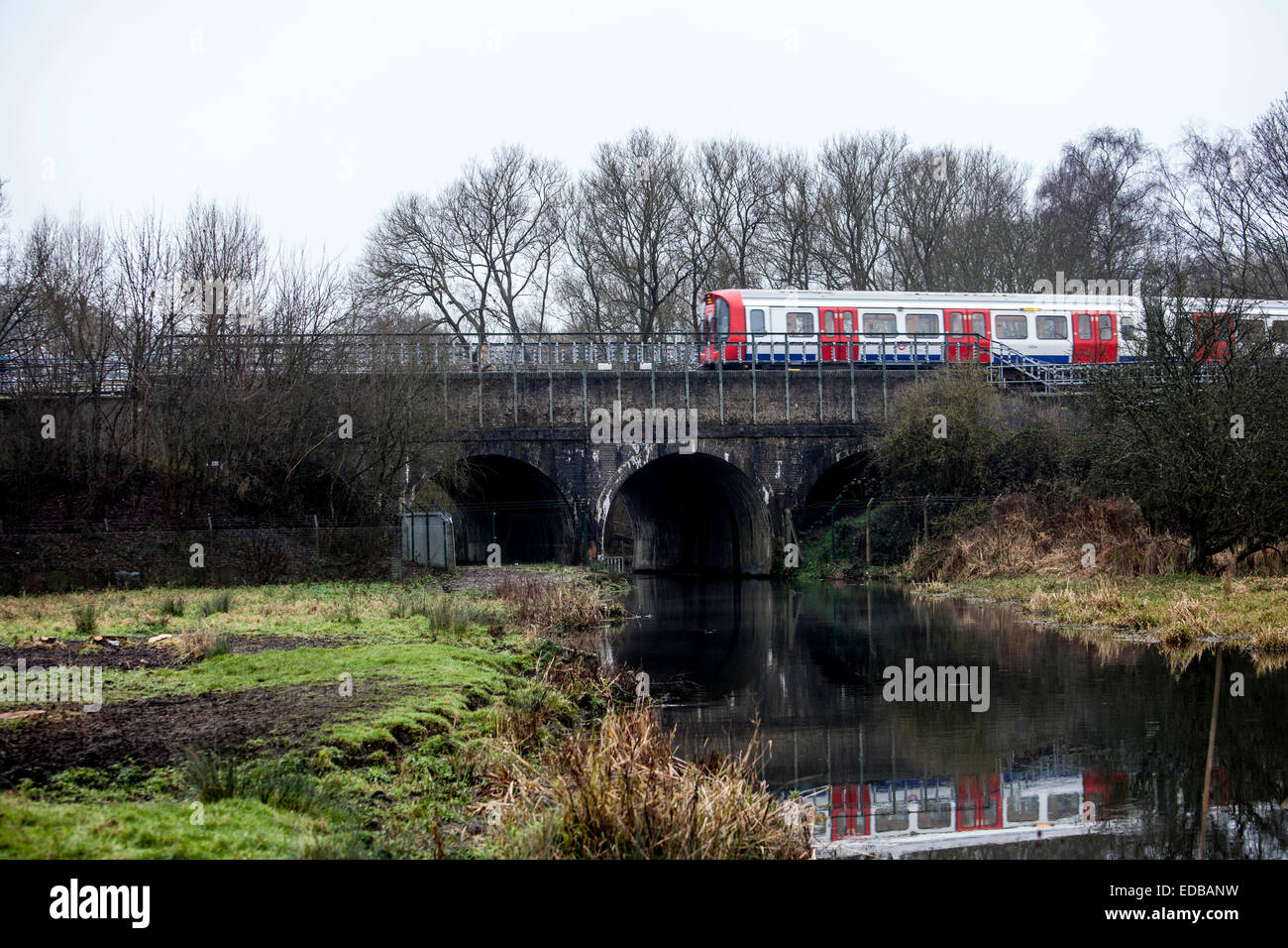 Train going over bridge hi-res stock photography and images - Alamy