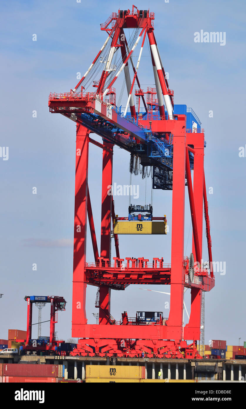 Quay crane container hi-res stock photography and images - Alamy