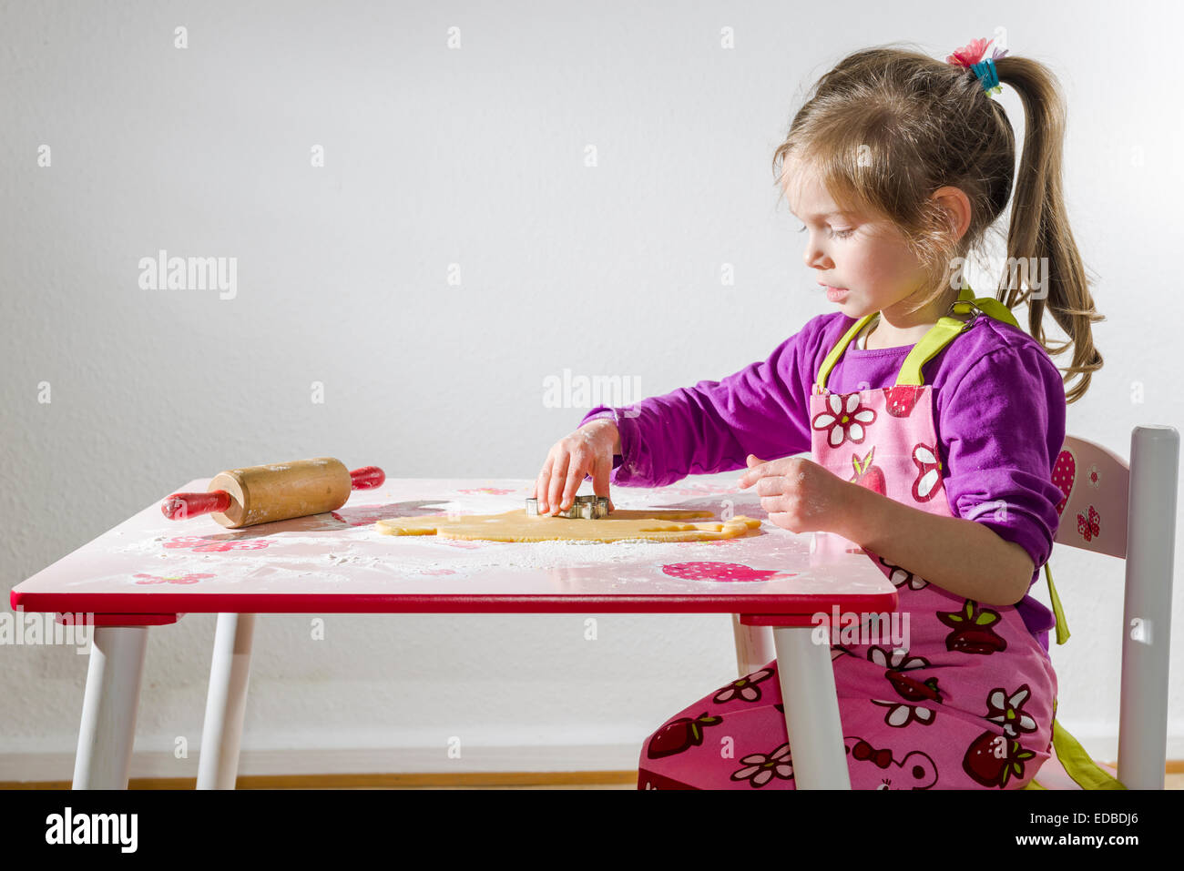 Girl, 3 years, baking Christmas cookies Stock Photo - Alamy