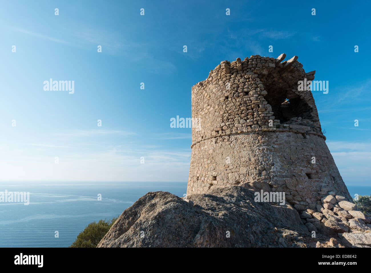 Ruined round tower hi-res stock photography and images - Alamy