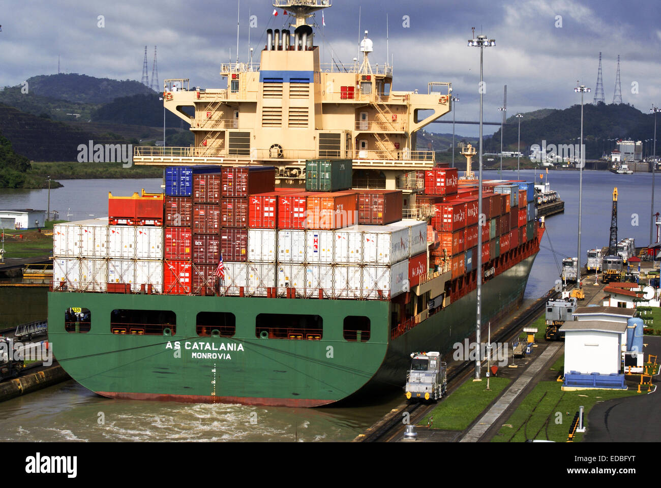 Container ship in a lock on the Panama Canal Stock Photo - Alamy