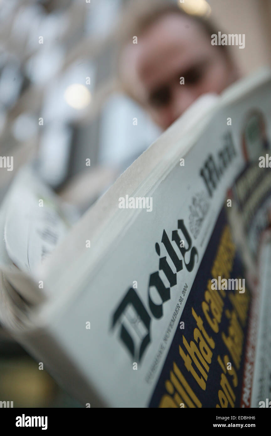 Daily mail newspaper hi-res stock photography and images - Alamy