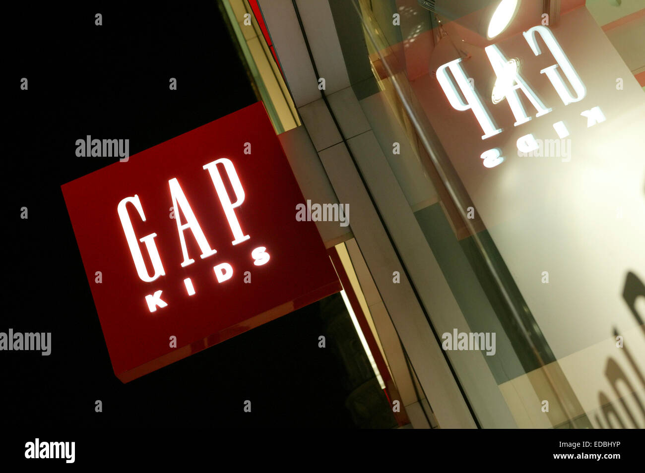 Gap shop logo hi-res stock photography and images - Alamy