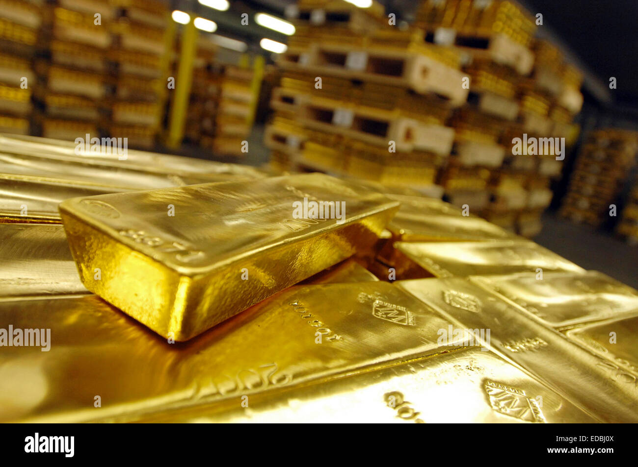 Gold Bullion stacked in a safehouse Stock Photo - Alamy