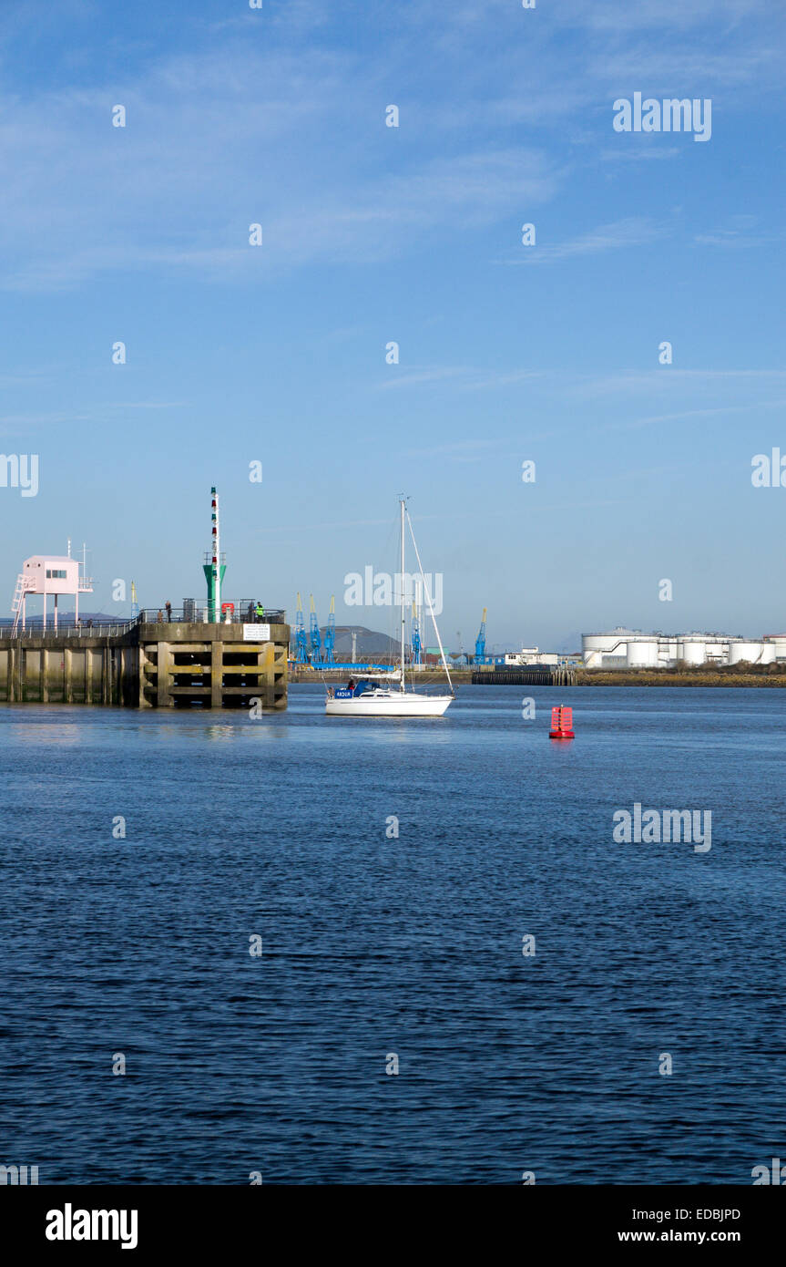 Fishing cardiff bay barrage hi-res stock photography and images - Alamy