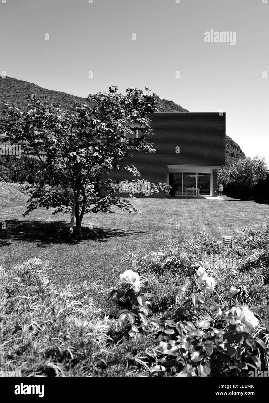 White modern home outside Black and White Stock Photos & Images - Alamy