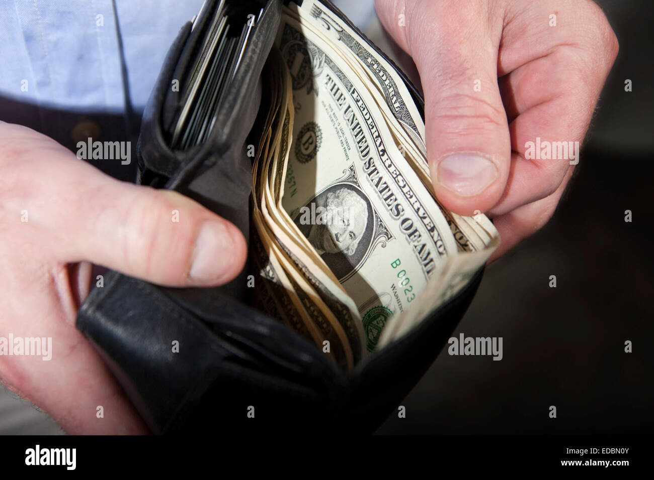 A man checks the money his wallet Stock Photo - Alamy